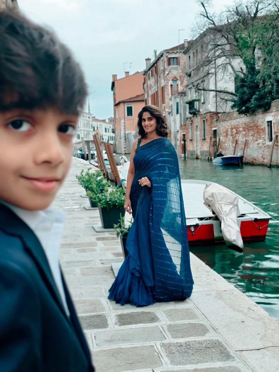 மகளுக்கு போட்டியாக இந்த வயதிலும் அழகில் அசத்தும் ஷாலினி.. அழகான அஜித் ...