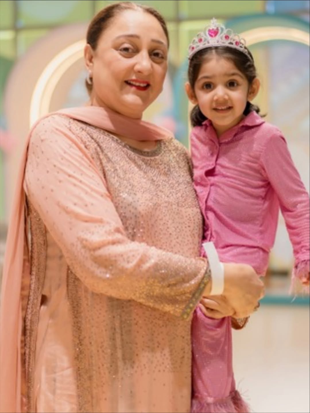 அடேங்கப்பா.. ஆர்யா மகள் இவ்வளவு பெருசா வளர்ந்துட்டாரா.. பாட்டி பூரிப்பு ...