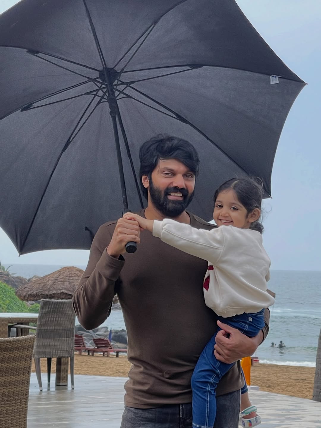 அடேங்கப்பா.. ஆர்யா மகள் இவ்வளவு பெருசா வளர்ந்துட்டாரா.. பாட்டி பூரிப்பு ...