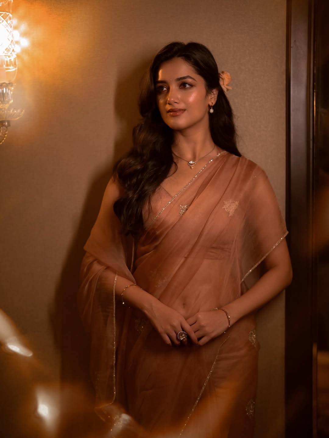 వింటేజ్ లుక్‌లో కవ్విస్తోన్న కాంత బ్యూటీ... ఫుల్ జోష్‌లో భాగ్య శ్రీ బోర్సే | Kaantha Actress ...