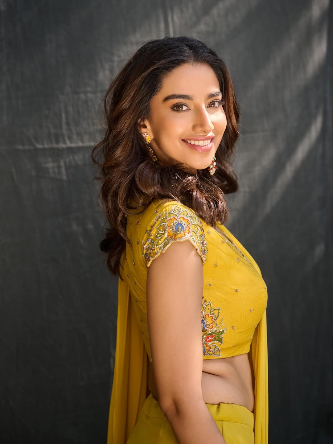 మస్త్ సోకులతో మీనాక్షి చౌదరి... అనగనగా ఒకరాజు సాంగ్ లాంచ్ ఈవెంట్‌లో తళుకులు | Meenakshi ...