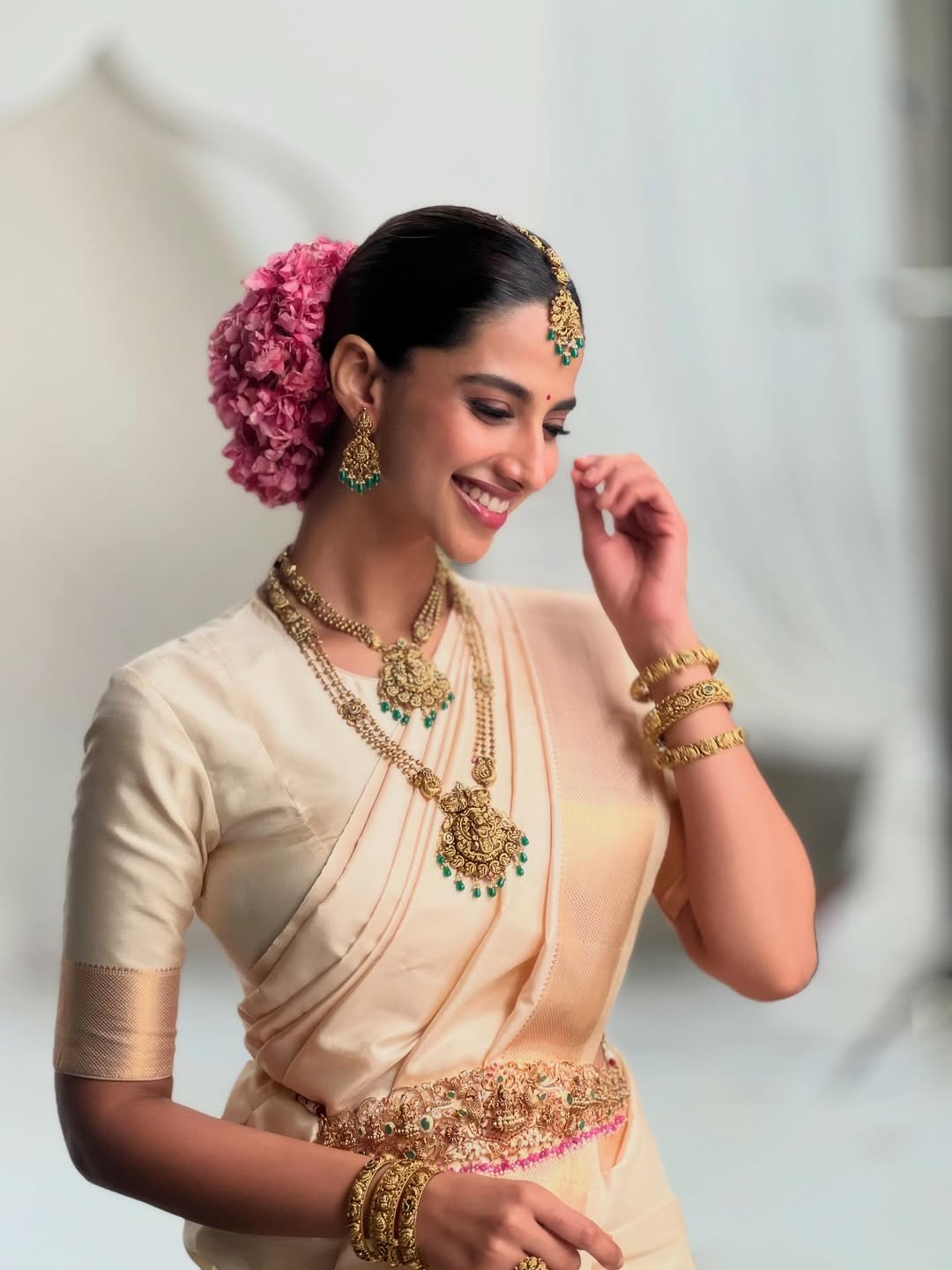 మస్త్ సోకులతో మీనాక్షి చౌదరి... అనగనగా ఒకరాజు సాంగ్ లాంచ్ ఈవెంట్‌లో తళుకులు | Meenakshi ...