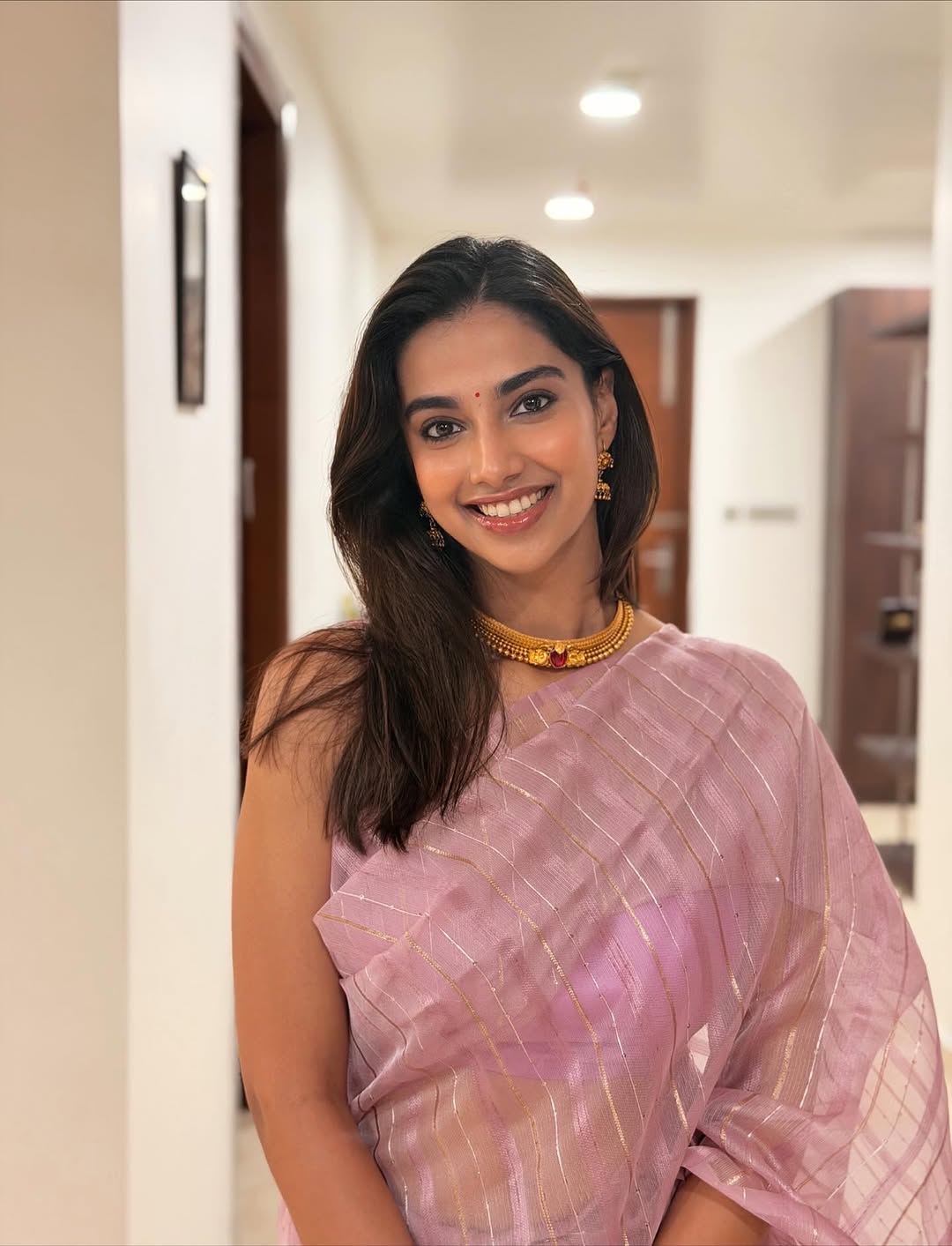 మస్త్ సోకులతో మీనాక్షి చౌదరి... అనగనగా ఒకరాజు సాంగ్ లాంచ్ ఈవెంట్‌లో తళుకులు | Meenakshi ...