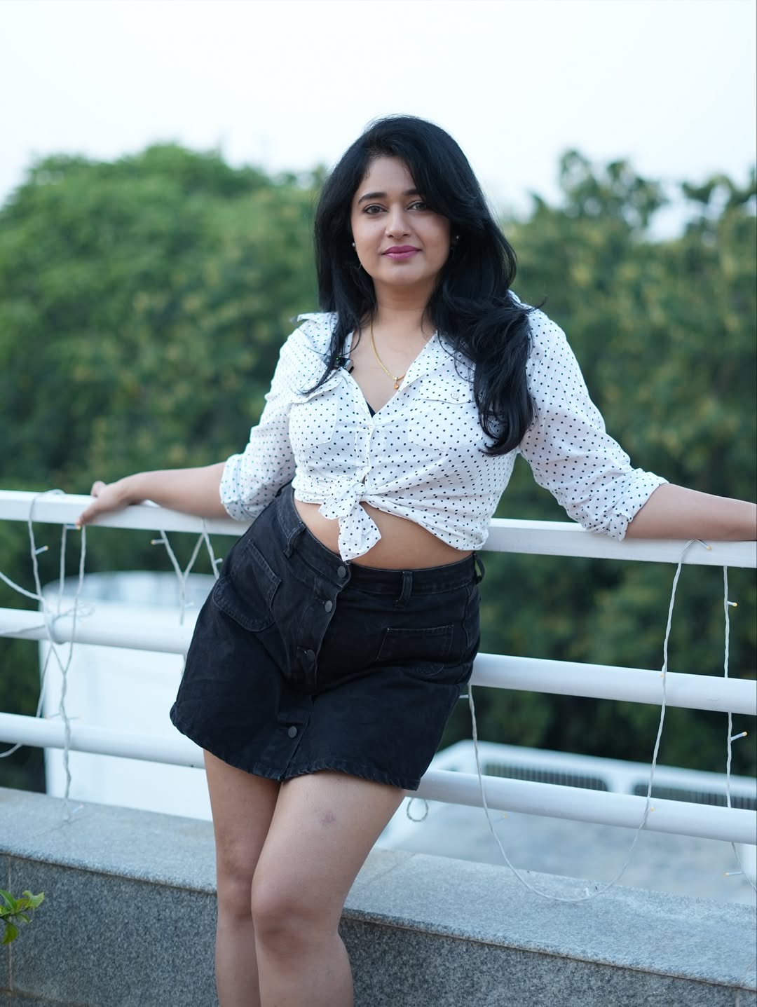 Poonam Bajwa: అక్కడ ముడివేసి అల్లాడిస్తోన్న నాగ్ హీరోయిన్... ఇలా చూస్తే ...