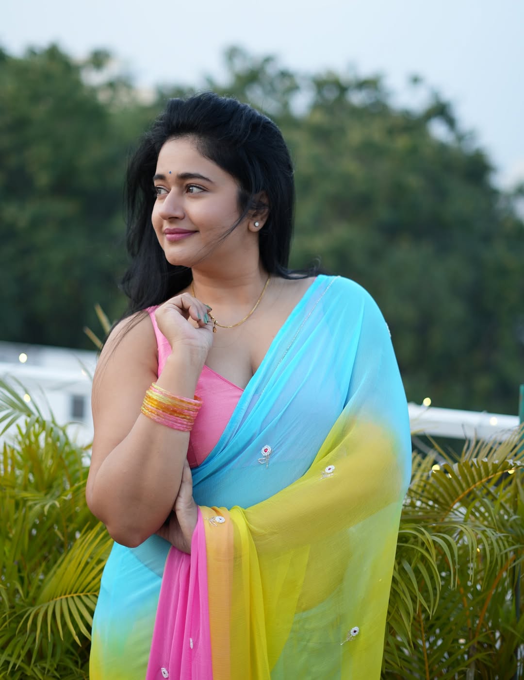 Poonam Bajwa: అక్కడ ముడివేసి అల్లాడిస్తోన్న నాగ్ హీరోయిన్... ఇలా చూస్తే ...