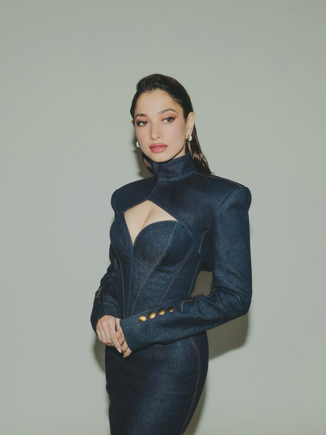 సాలె గూడులో చిక్కుకున్న పాలరాతి శిల్పం.. వెరైటీ డ్రెస్‌లో తమన్నా ...