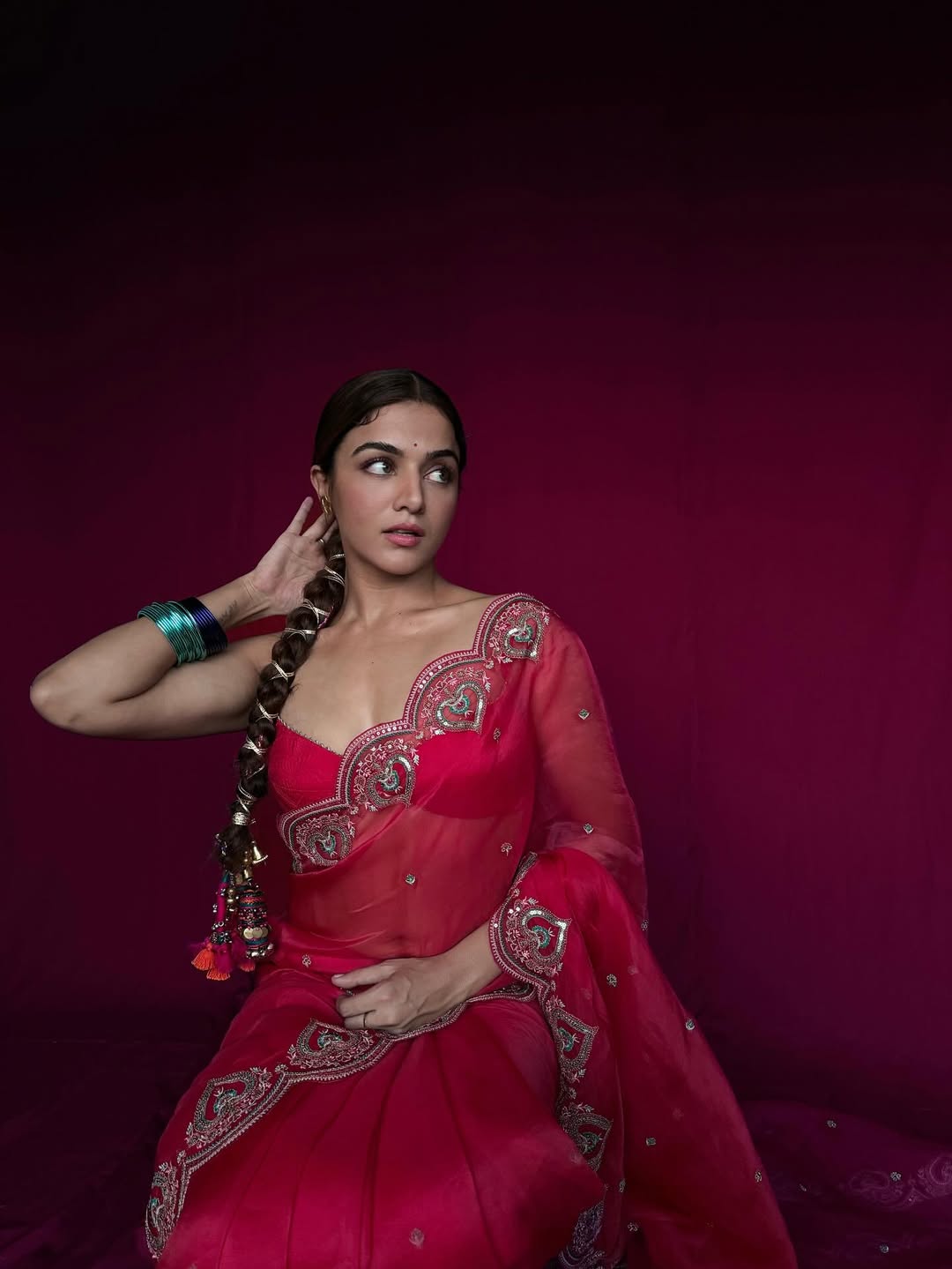 சேலை கட்டி ஜாக்கெட்டை கழட்டிவிட்ட லோகேஷ் கனகராஜ் ஹீரோயின் ...