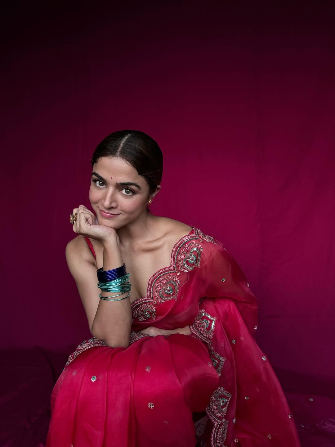 சேலை கட்டி ஜாக்கெட்டை கழட்டிவிட்ட லோகேஷ் கனகராஜ் ஹீரோயின் ...