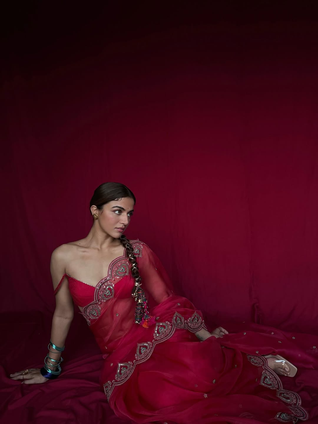 சேலை கட்டி ஜாக்கெட்டை கழட்டிவிட்ட லோகேஷ் கனகராஜ் ஹீரோயின் ...