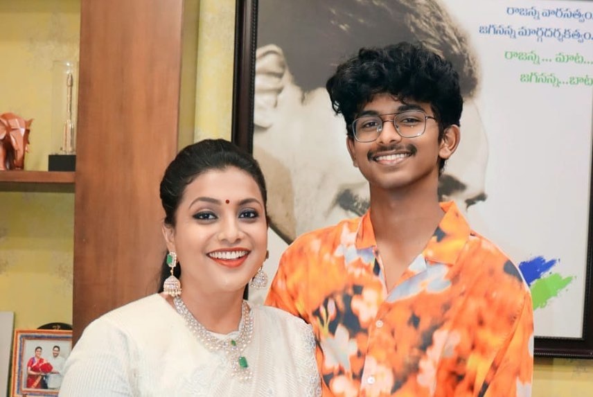 ரோஜா மகனை பார்த்தீங்களா?.. அப்படியே அம்மா மாதிரி.. இவ்வளவு ...