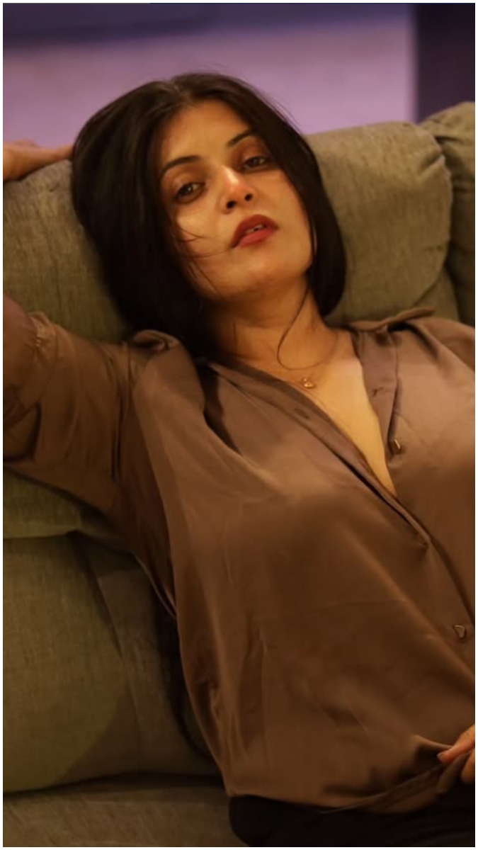 சட்டை பட்டனை கழட்டிவிட்டு.. கூலாக காத்துவாங்கும் வினிதா.. மேடம் ஒரு முடிவுலத்தான் இருங்காங்க போல ...