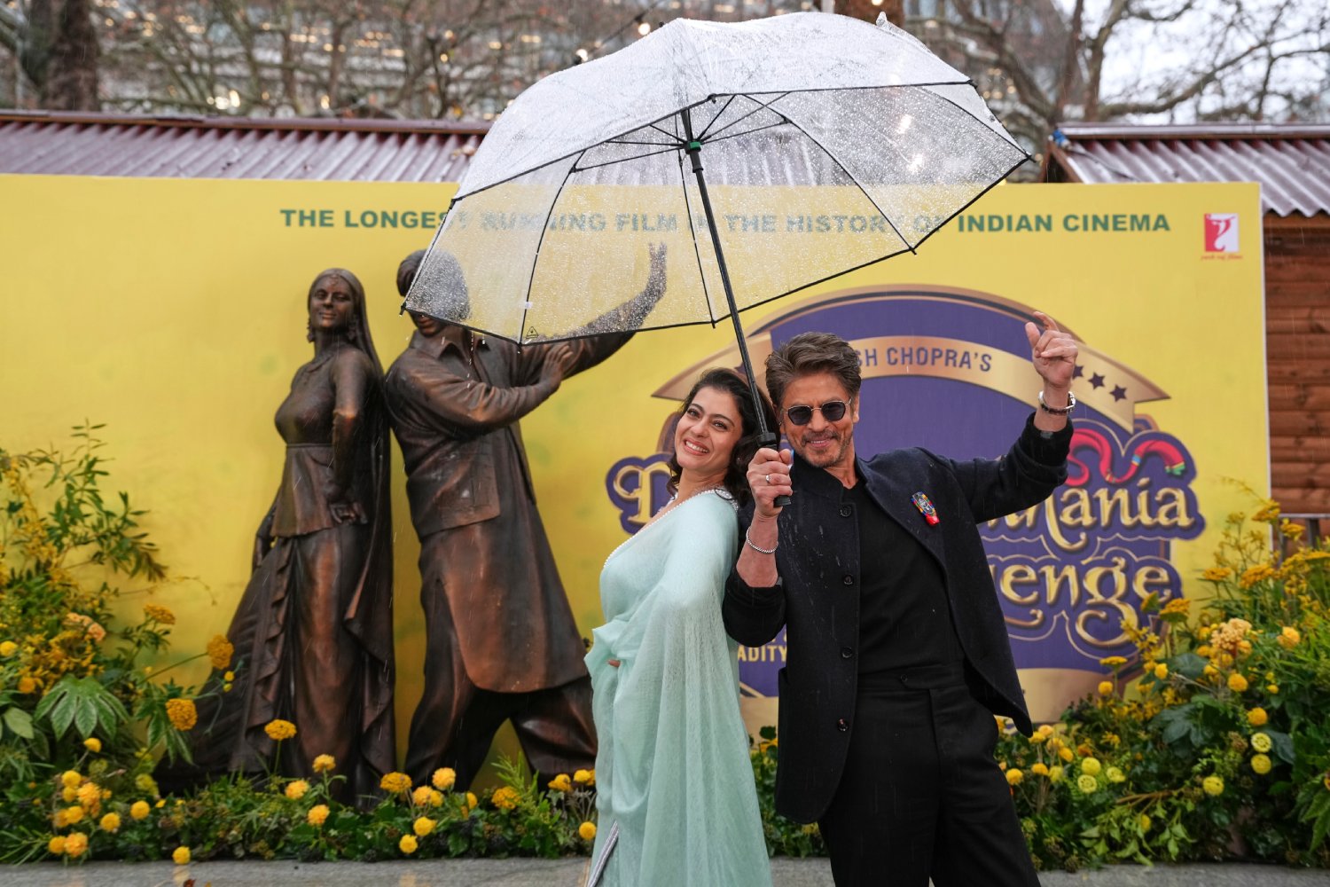 Shah Rukh Khan & Kajol Unveil Raj–Simran Statue in London | DDLJ Turns ...