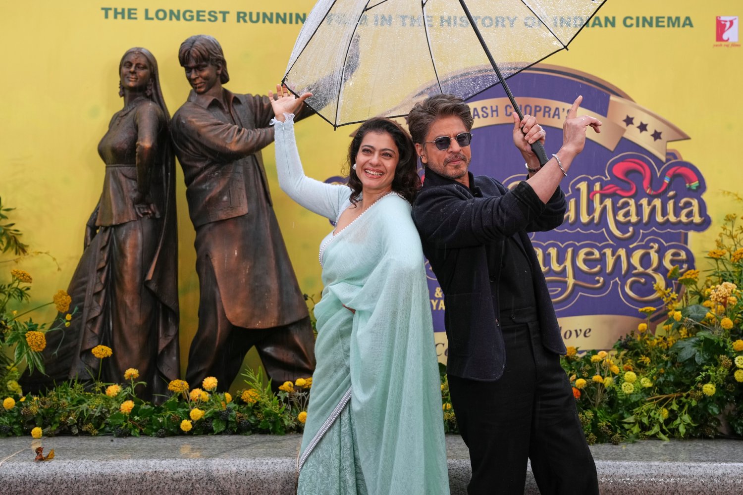 Shah Rukh Khan & Kajol Unveil Raj–Simran Statue in London | DDLJ Turns ...