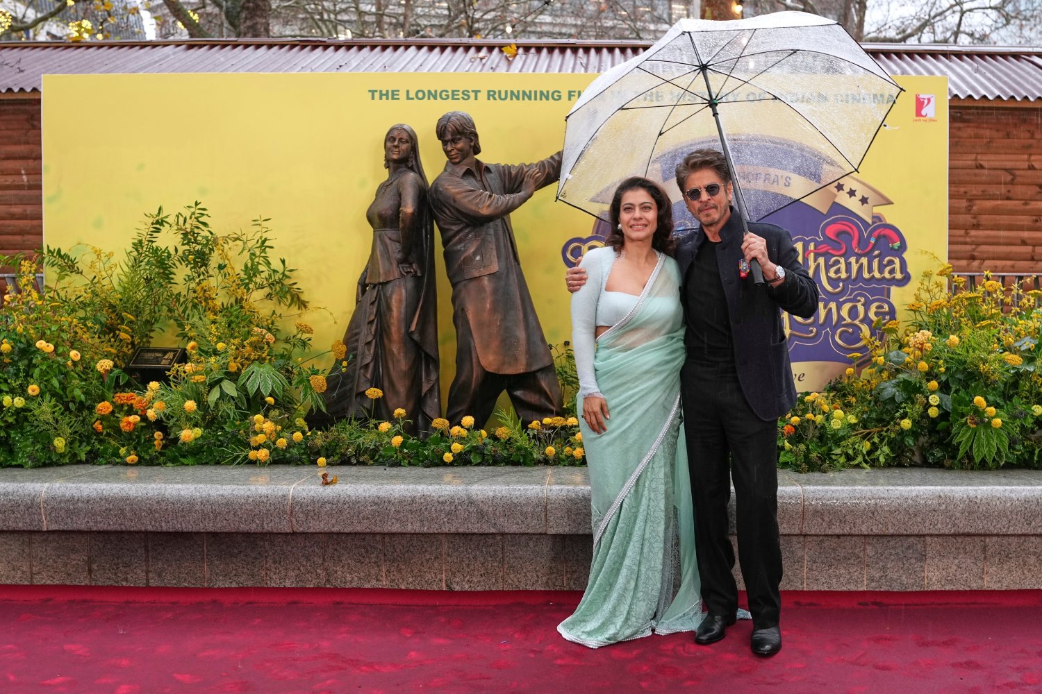 Shah Rukh Khan & Kajol Unveil Raj–Simran Statue in London | DDLJ Turns ...