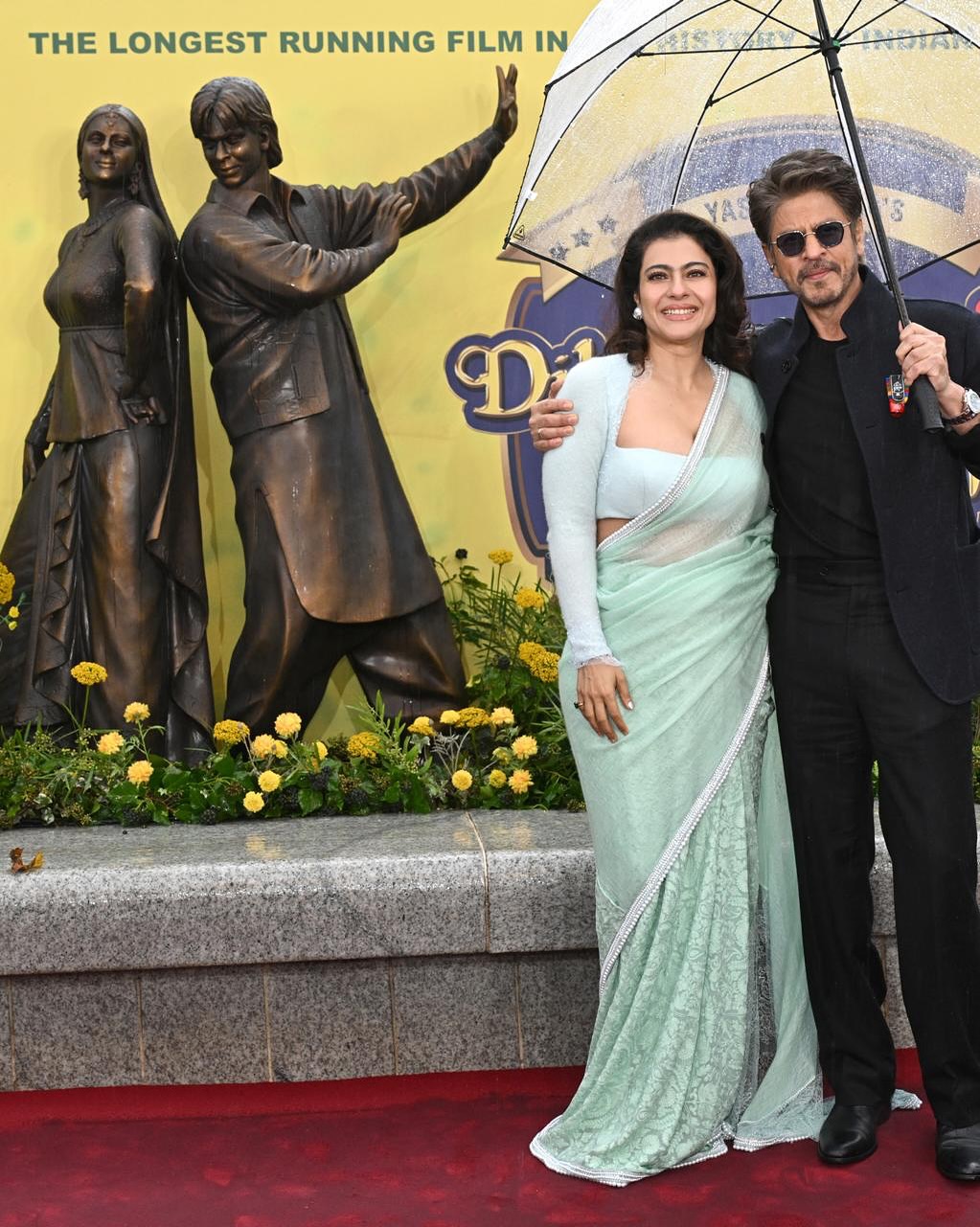 Shah Rukh Khan & Kajol Unveil Raj–Simran Statue in London | DDLJ Turns ...