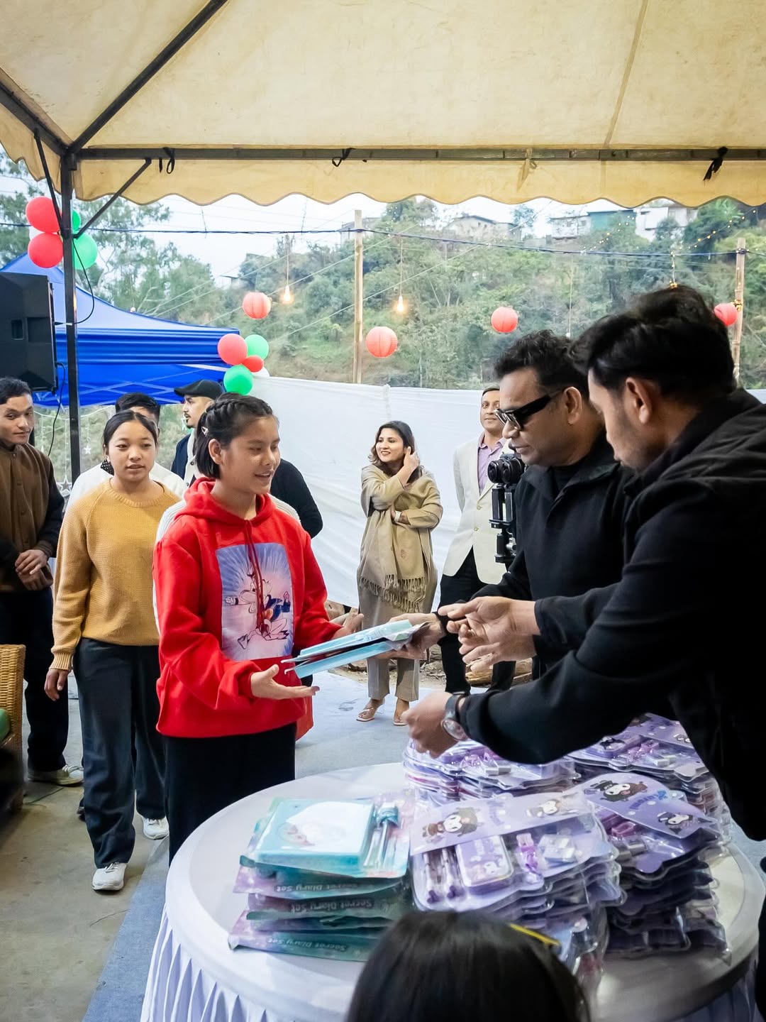 மீசை வச்ச குழந்தையப்பா.. இசைப்புயல் ஏ.ஆர். ரஹ்மானின் லேட்டஸ்ட் லுக் ...