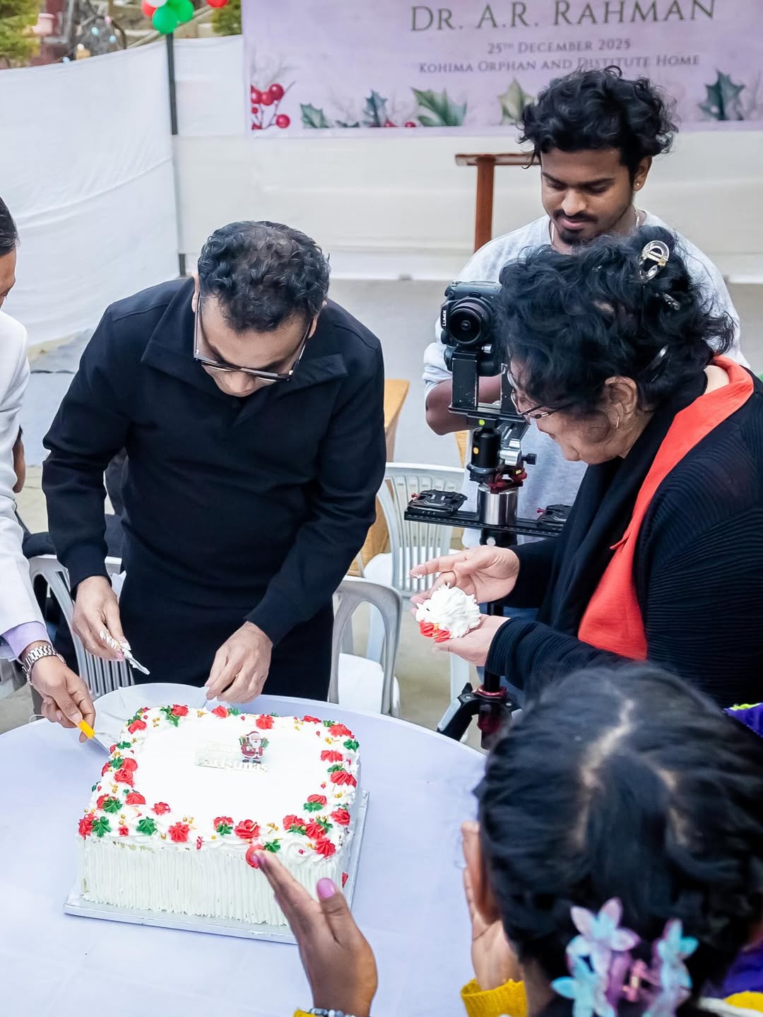 மீசை வச்ச குழந்தையப்பா.. இசைப்புயல் ஏ.ஆர். ரஹ்மானின் லேட்டஸ்ட் லுக் ...