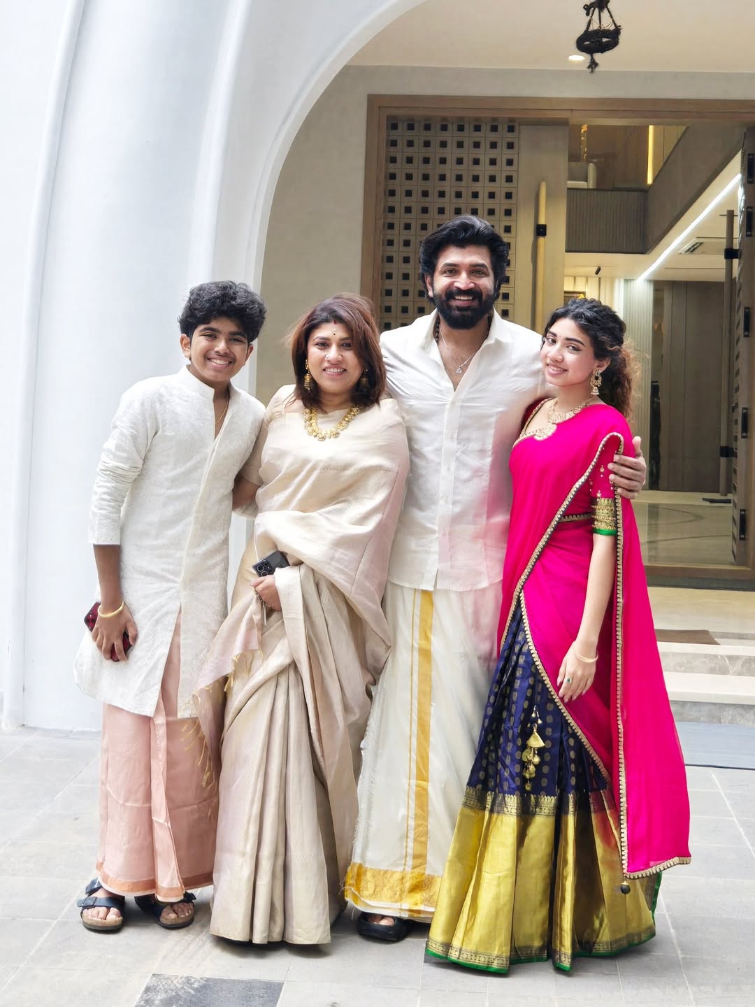 குடும்பத்தோட படியேறி திருப்பதி ஏழுமலையானை தரிசித்த அருண் விஜய்.. மகளும் ...