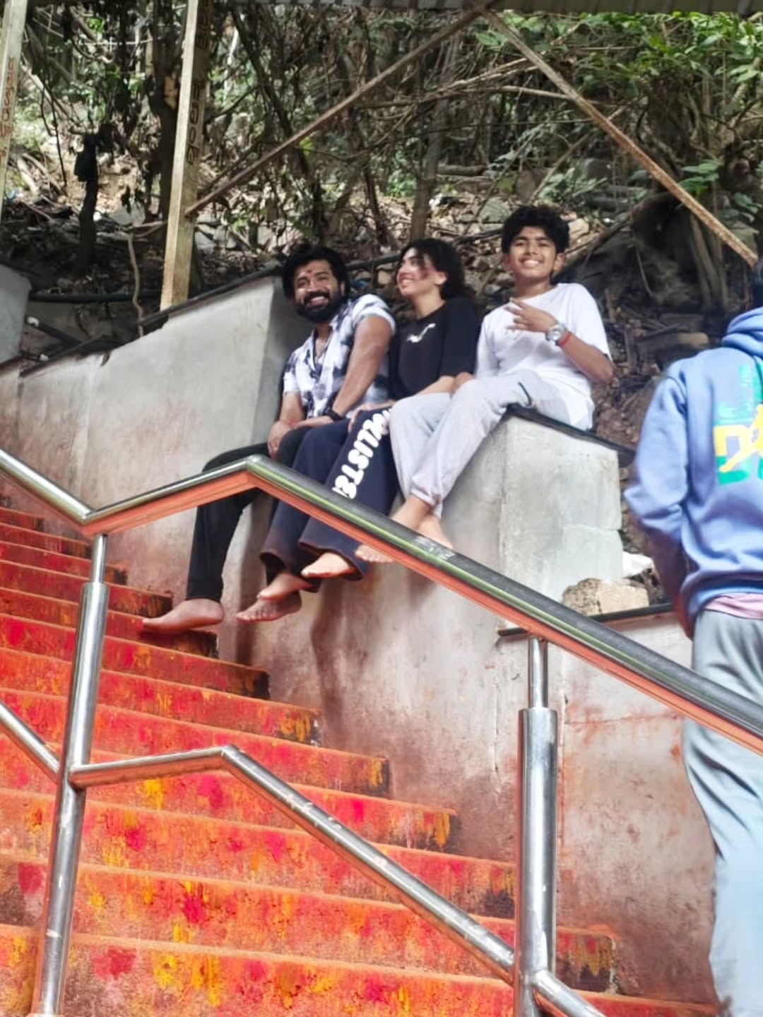 குடும்பத்தோட படியேறி திருப்பதி ஏழுமலையானை தரிசித்த அருண் விஜய்.. மகளும் ...