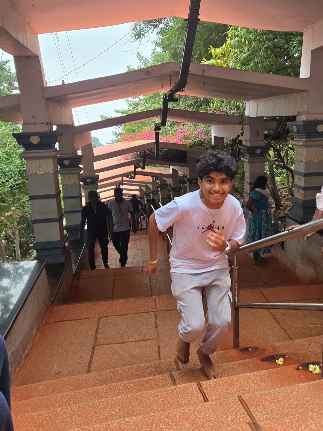 குடும்பத்தோட படியேறி திருப்பதி ஏழுமலையானை தரிசித்த அருண் விஜய்.. மகளும் ...