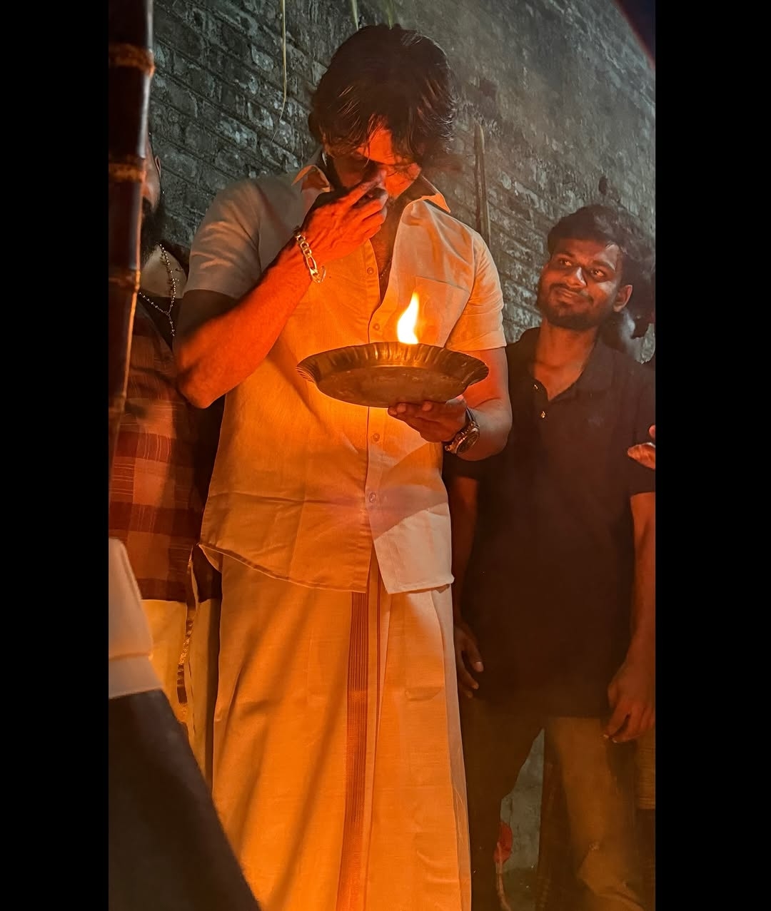 ரெட் கார்டு பெற்ற கம்ருதீன்.. பொங்கலை ஜோராக கொண்டாடிருக்காரே.. வேற ...