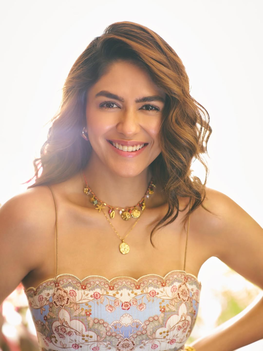 புன்னகை அரசி.. சிரிப்பாலே மயக்கும் சீதா ராமம் நடிகை.. மின்னும் மிருணாள் ...