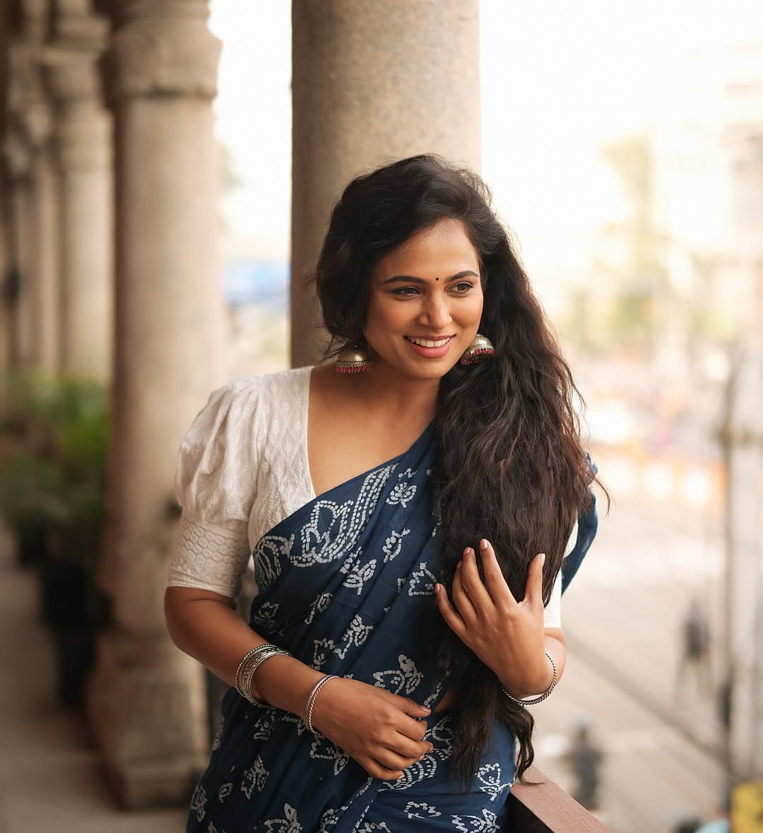 இடுப்பு வரை தொங்கும் கூந்தலை அள்ளி முடியும் இடுப்பழகி ரம்யா பாண்டியன் ...