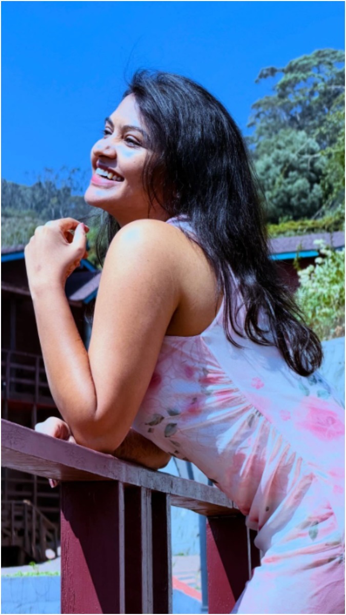 பூப்போட்ட லாங் டிரஸ்.. வளைந்து நெளிந்து போஸ் கொடுத்த ரச்சிதா மகாலட்சுமி ...