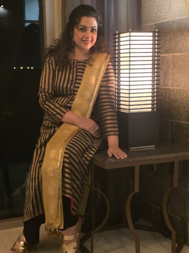 மீனா வயது கட்டாயமா ஏறாது போல.. 49 வயதில் சுடிதார் அணிந்து வந்த ...