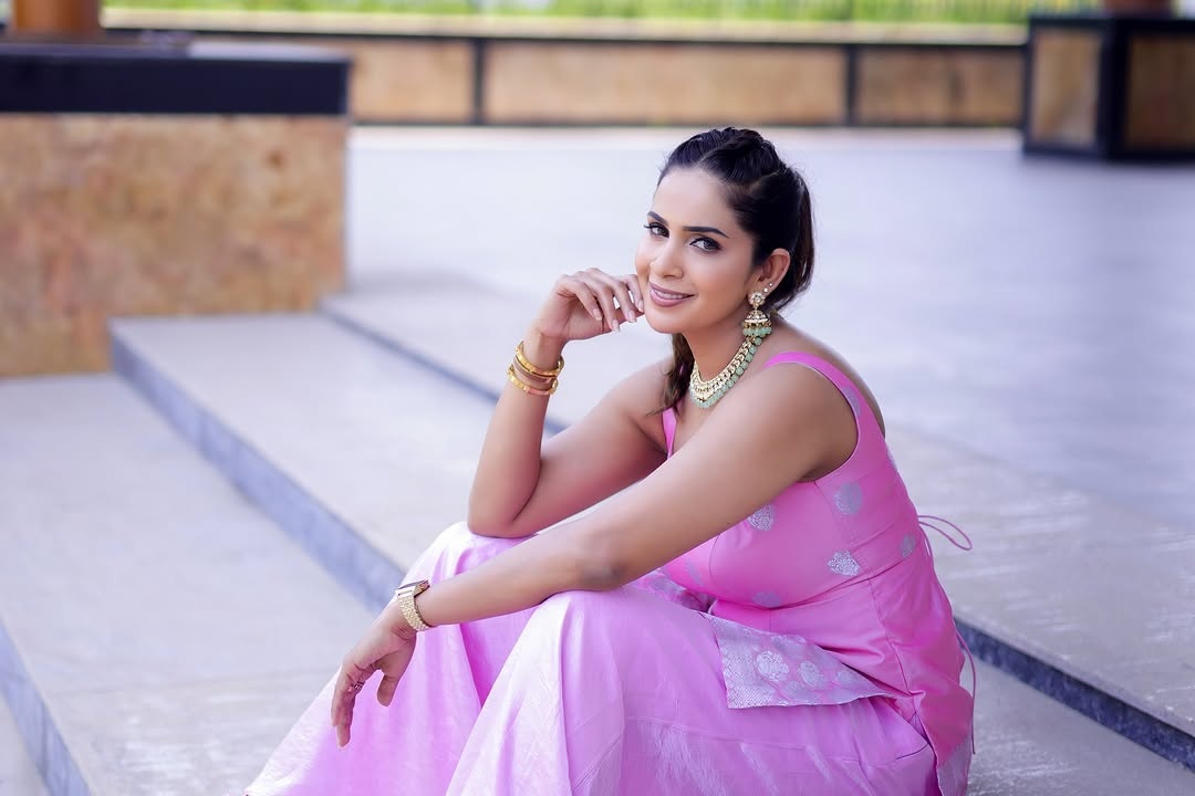 பிங்க் கலர் சுடிதாரில் சம்யுக்தா சண்முகநாதன் ஜொலிக்கிறாங்க.. தக தகனு ...
