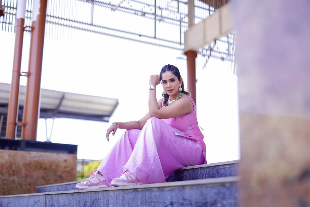 பிங்க் கலர் சுடிதாரில் சம்யுக்தா சண்முகநாதன் ஜொலிக்கிறாங்க.. தக தகனு ...