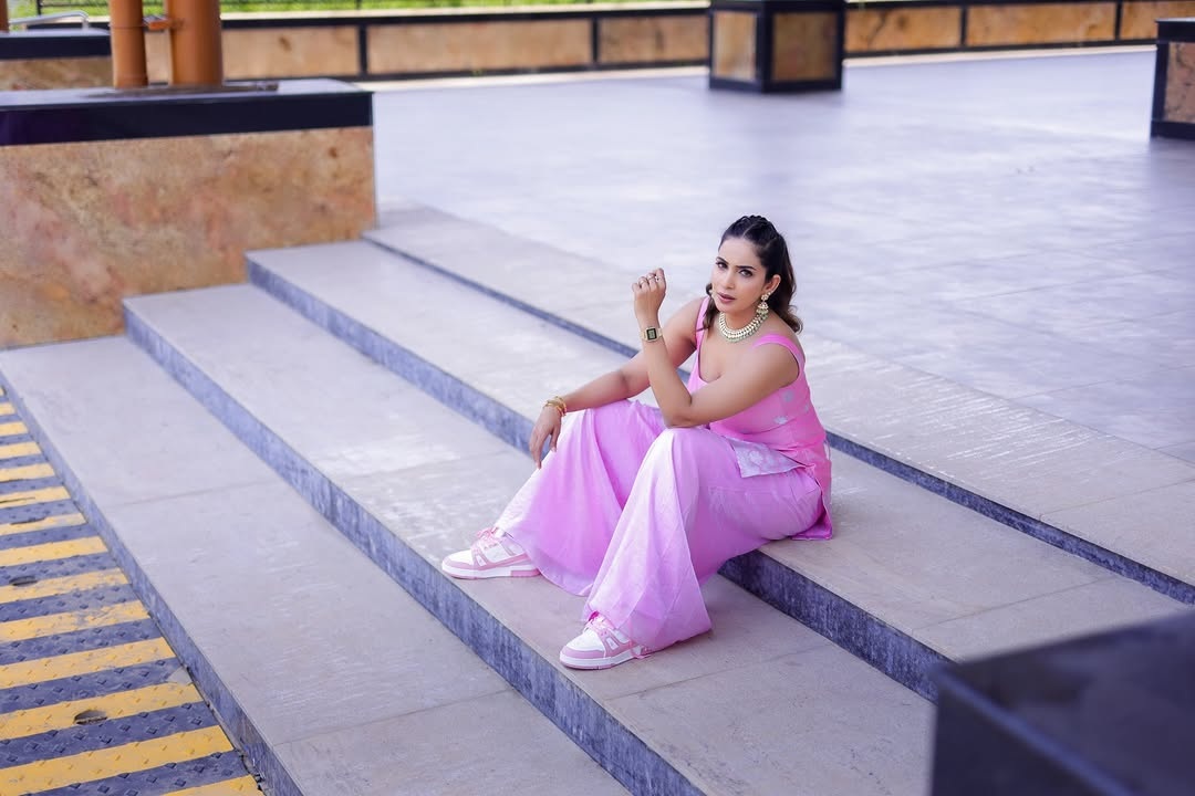 பிங்க் கலர் சுடிதாரில் சம்யுக்தா சண்முகநாதன் ஜொலிக்கிறாங்க.. தக தகனு ...