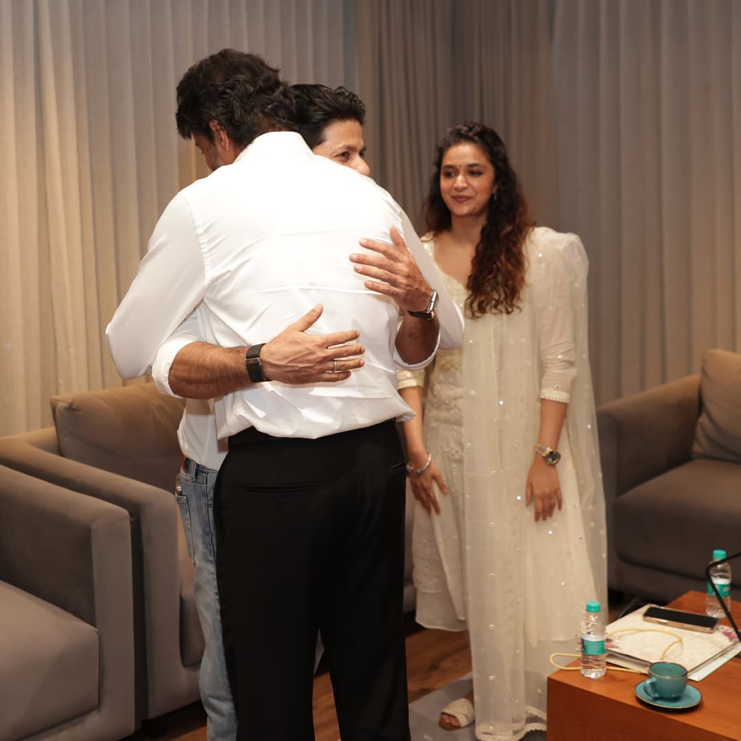 CM விஜய்க்கு ஒரு லவ்லி ஹக் கொடுத்து பிறந்தநாள் வாழ்த்து சொன்ன கீர்த்தி ...