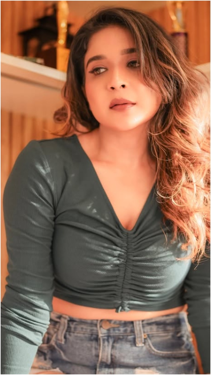 குட்டி டவுசரில் ஜம்முனு இருக்கும் சாக்ஷி.. இன்ஸ்டாகிராமை உலுக்கும் ...