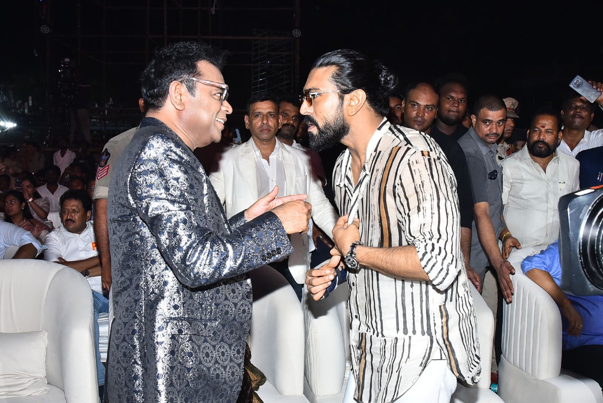 Peddi Pre Release Event: చరణ్ క్రేజ్, చీరకట్టులో జాన్వీ కనికట్టు ...