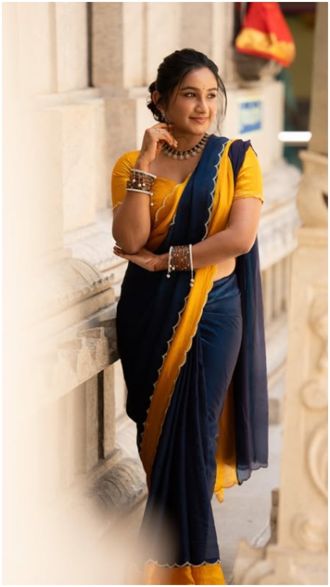 இதுக்கு மேலயும் என்ன சின்ன பொண்ணுனு சொல்லாதீங்க.. புடவையில் மனசை ...