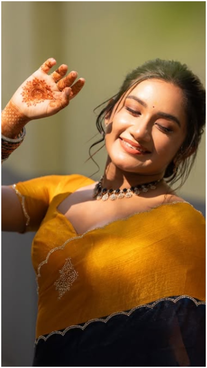 இதுக்கு மேலயும் என்ன சின்ன பொண்ணுனு சொல்லாதீங்க.. புடவையில் மனசை ...