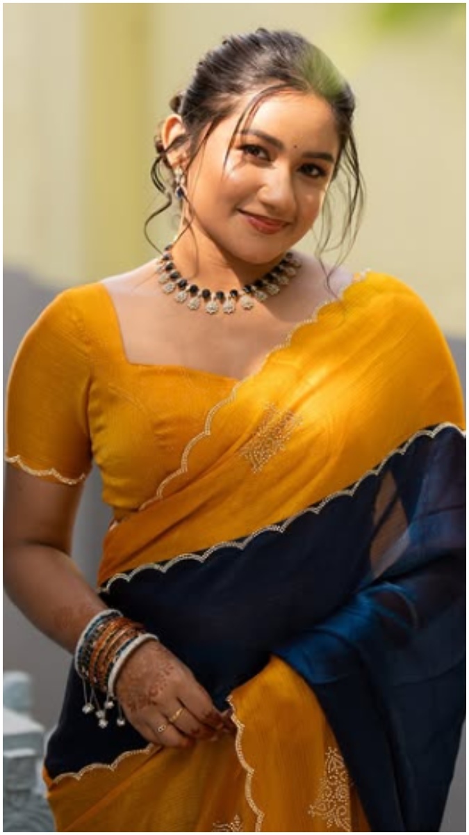 இதுக்கு மேலயும் என்ன சின்ன பொண்ணுனு சொல்லாதீங்க.. புடவையில் மனசை ...