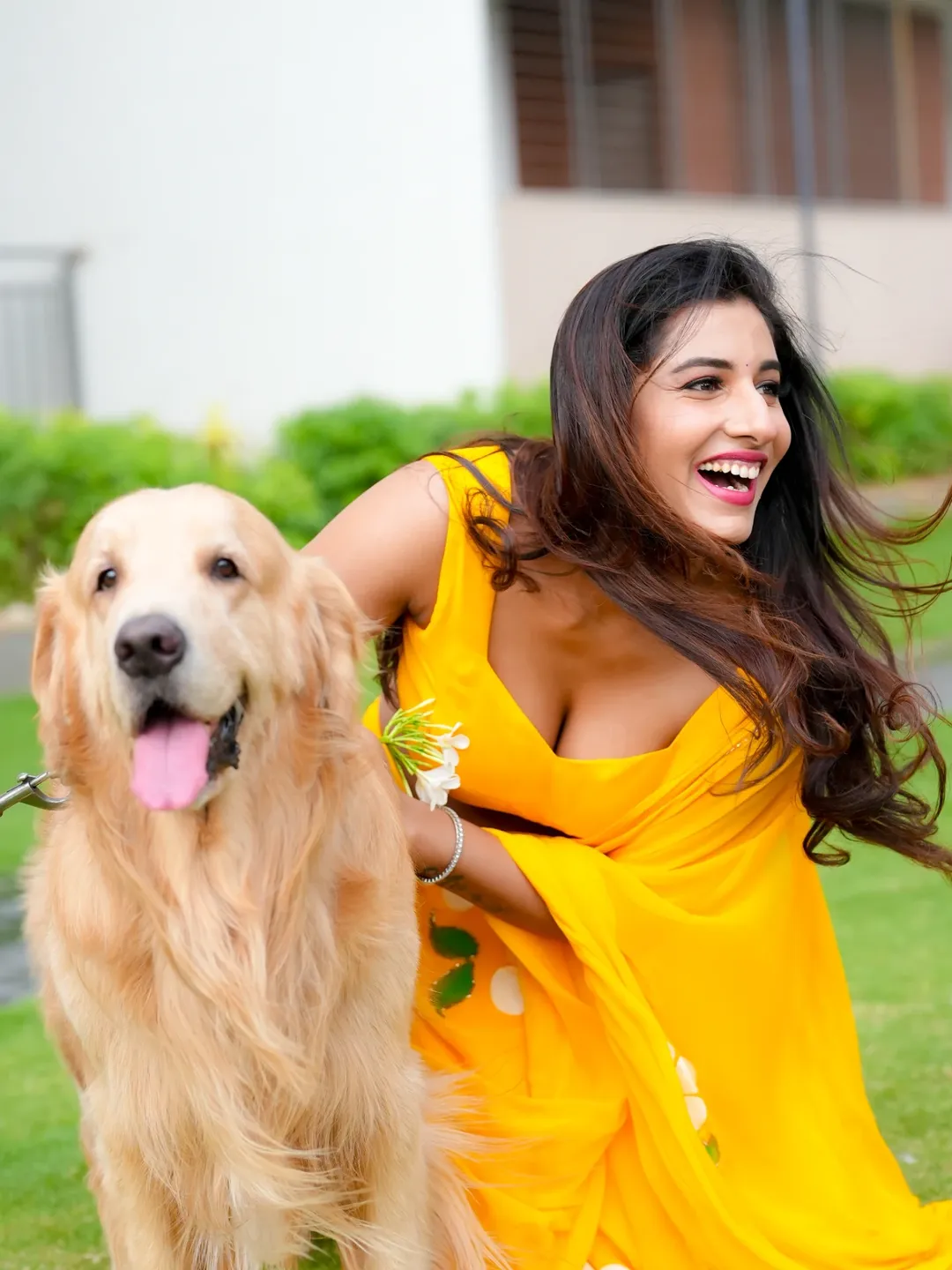 Vishnupriya Bhimeneni Shines in Yellow Saree, Adorable Photos Win ...