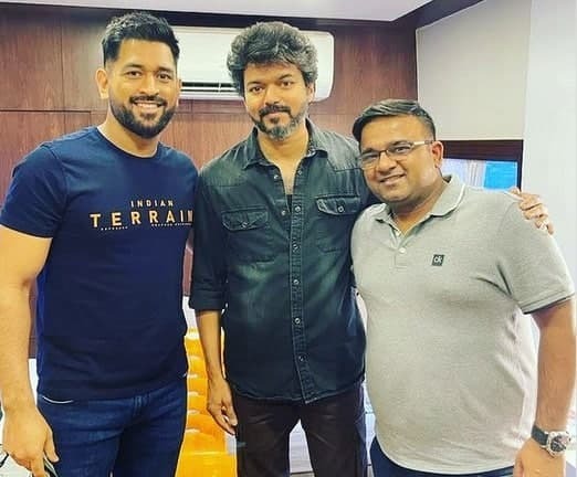 Former Indian Captain Dhoni Meets Thalapathy Vijay In Chennai - Filmibeat