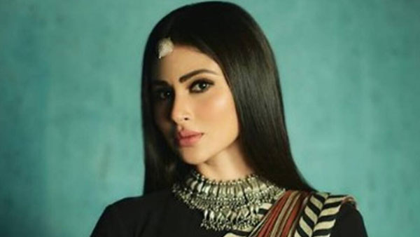 Mouni Roy: క్లీవేజ్ షోతో టెంప్ట్ చేస్తున్న నాగినీ.. చిన్న డ్రెస్‌లో ...