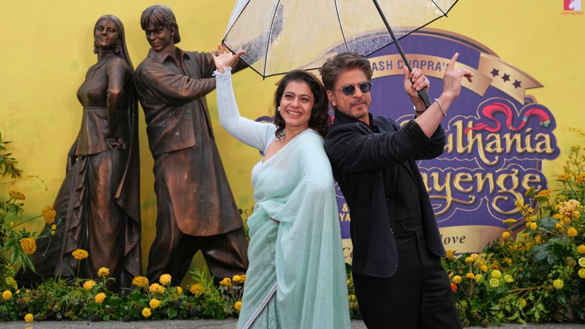 Shah Rukh Khan & Kajol Unveil Raj–Simran Statue in London | DDLJ Turns ...