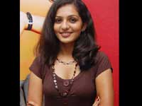 'பூ'வுக்குப் பிடித்த முத்தம்! | 'Poo' Parvathy defends smooches in ...