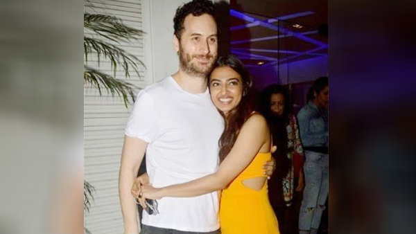 கொளுத்தும் வெயில்.. நடு ரோட்டில்.. பார்க்கவே பரிதாபமாக ராதிகா ஆப்தே ...