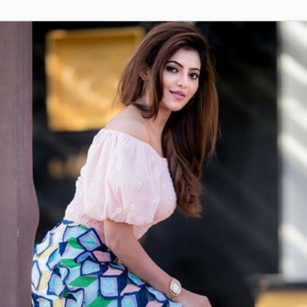 லைட்டா எறக்கிவிட்ட சட்டை.. அதுல்யாவின் அழகில் கதறும் சிங்கிள் பசங்க ...