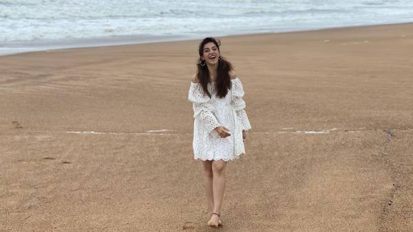 கல்யாணத்தை நிறுத்திட்டு இப்படி கடற்கரையில் ஜாலியா காத்து வாங்குறாரே ...