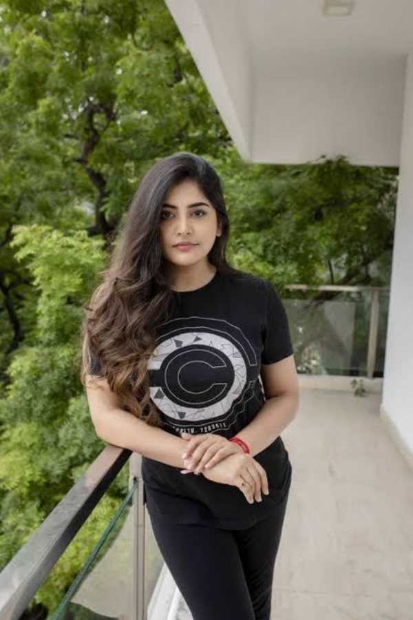 திடீரென யோகாவில் இறங்கிய நடிகை மஞ்சிமா மோகன்! | Manjima Mohan gets into ...