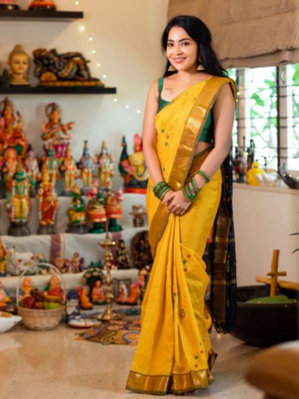 அசத்தும் காஸ்ட்யூமில் ஆயுதபூஜை வாழ்த்து... ரம்யாவின் கலக்கல் உடை ...