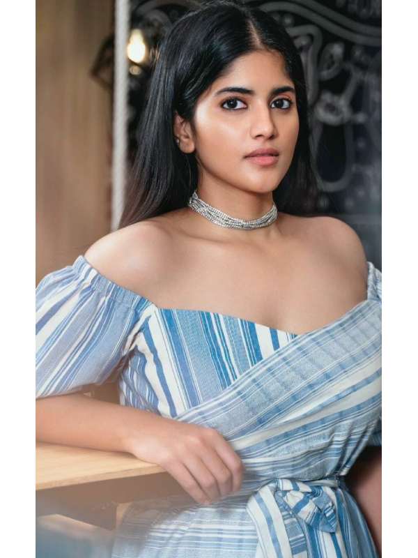 துளிக்கூட மேக்கப் இல்லாமல் சேலையில் மனதை வருடும் மேகா ஆகாஷ்! | Megha ...