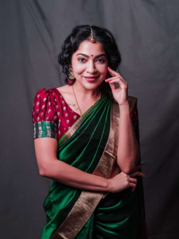 அசத்தும் காஸ்ட்யூமில் ஆயுதபூஜை வாழ்த்து... ரம்யாவின் கலக்கல் உடை ...